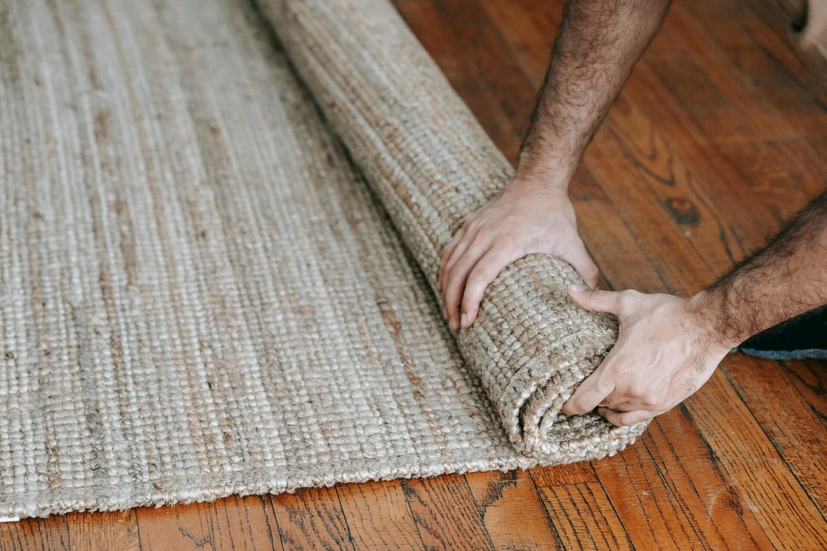 Handmade vs Machine-Made Rugs: What’s the Difference and Why It Matters