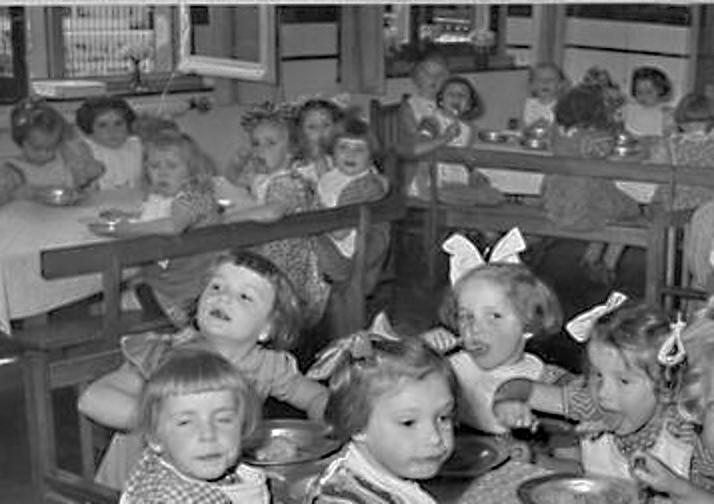 381. Kleuters aan eettafel bij voorschool | ivd-variatie-3.jouwweb.nl