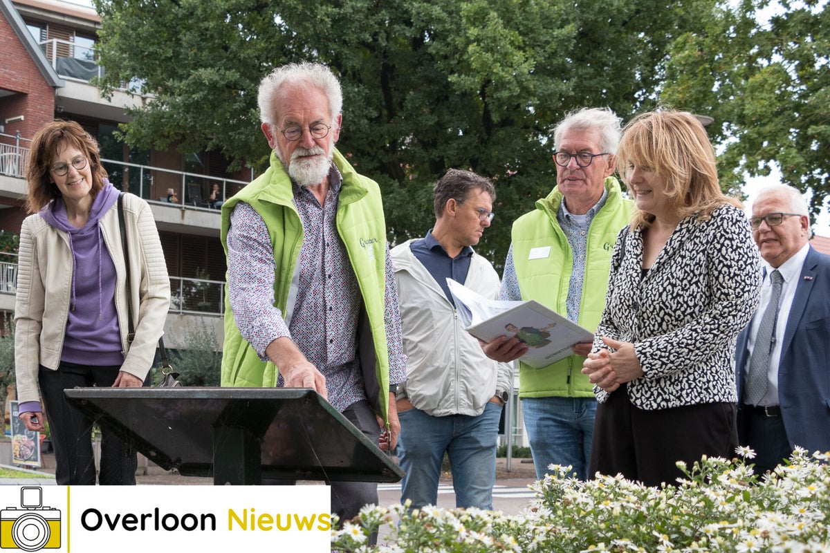 Burgemeester Marieke Moorman brengt bezoek aan Overloon