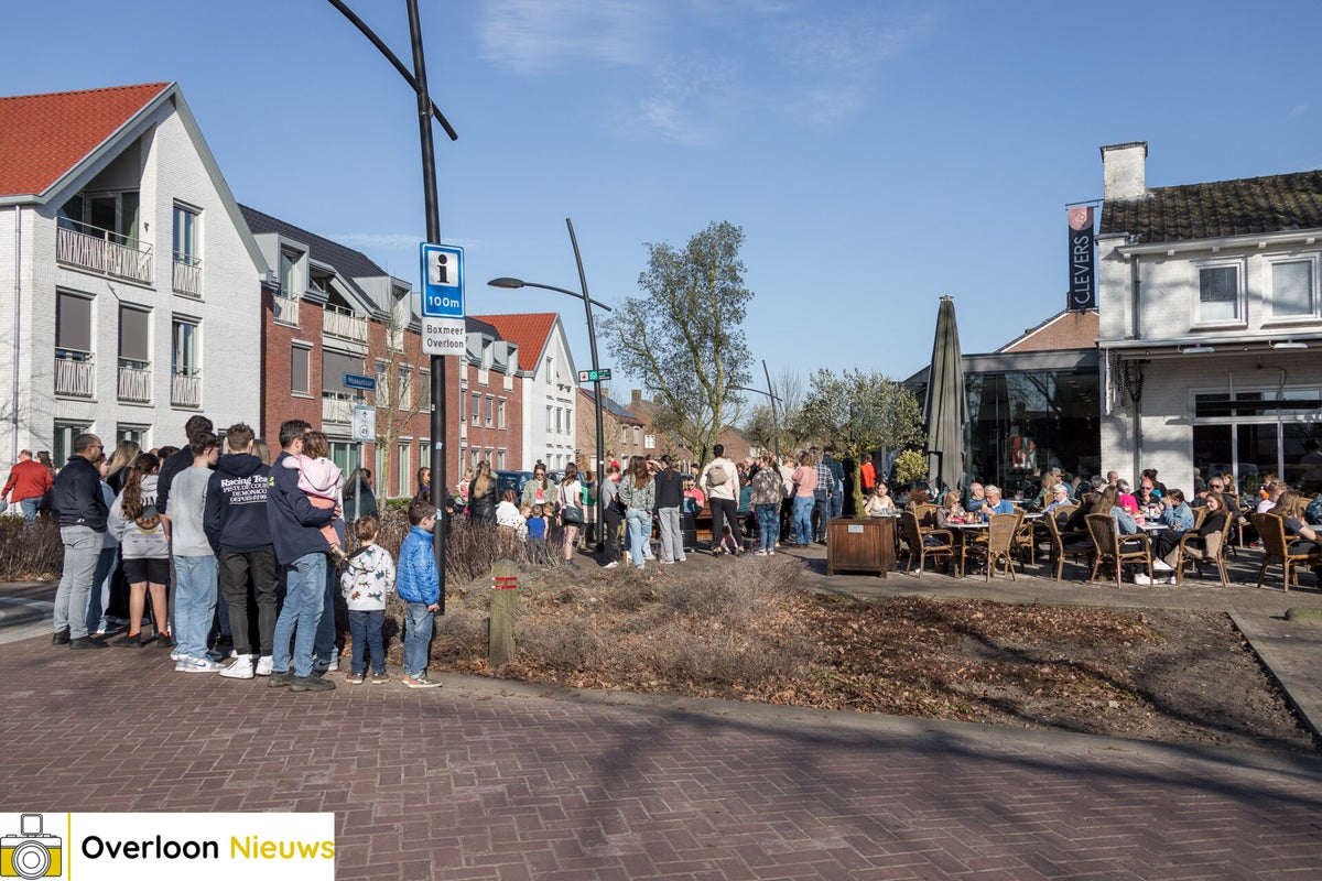 Drukte bij IJssalon Clevers in Overloon ter gelegenheid van 40-jarig ...