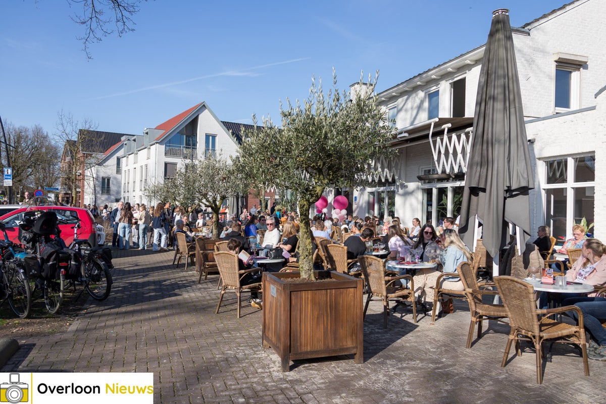 Drukte bij IJssalon Clevers in Overloon ter gelegenheid van 40-jarig ...