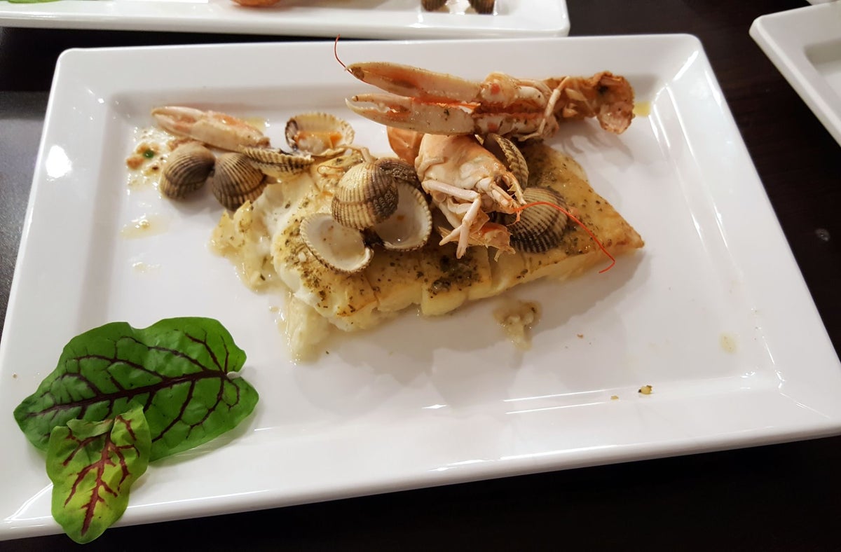 Gerookte heilbotfilet met kokkels en langoustines / Hoofdgerechten ...