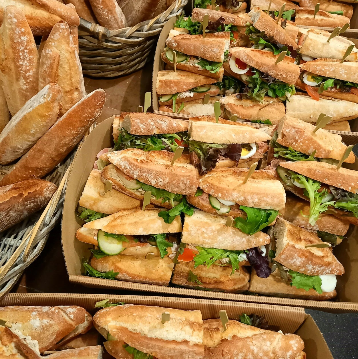 MINI-BROODJES, MINI SALADES EN MINI DESSERTS | Traiteur & Take-Away FONS
