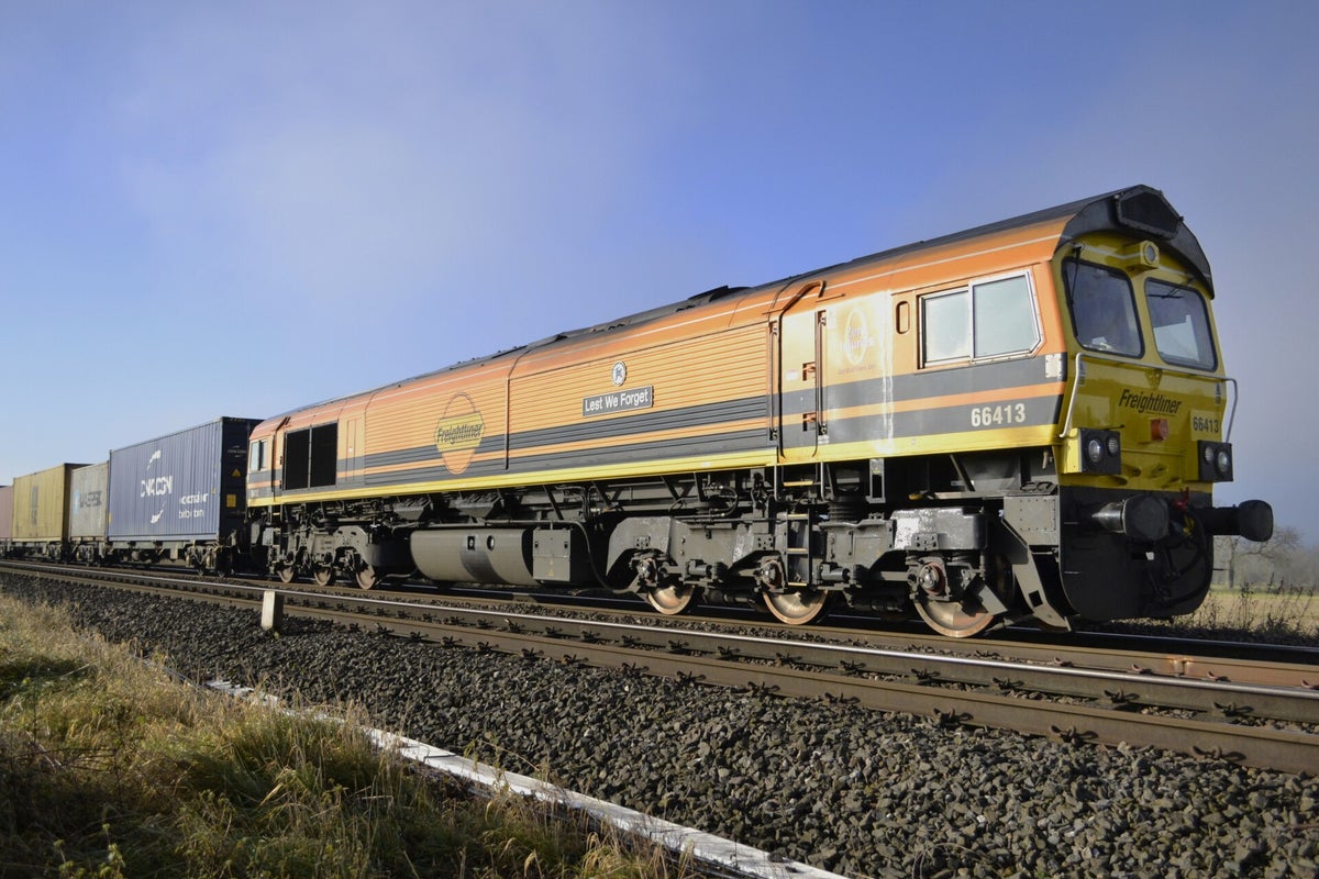30/11/2019 : Class 66 'Lest we forget' | RailwayTrainPhotographs