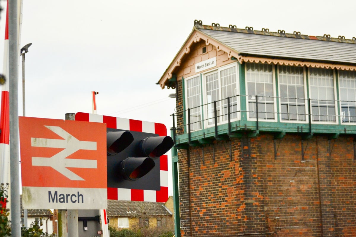 4/1/2020 : March East Junction Signal Box | RailwayTrainPhotographs