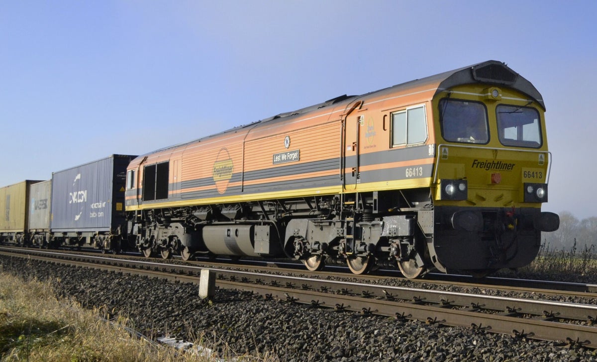 30/11/2019 : Class 66 'Lest we forget' | RailwayTrainPhotographs