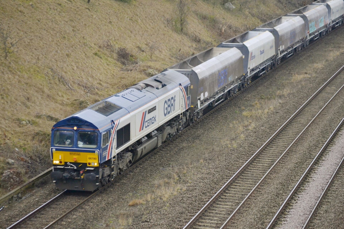 17/12/2019 : Class 66 - Cemex Express | RailwayTrainPhotographs