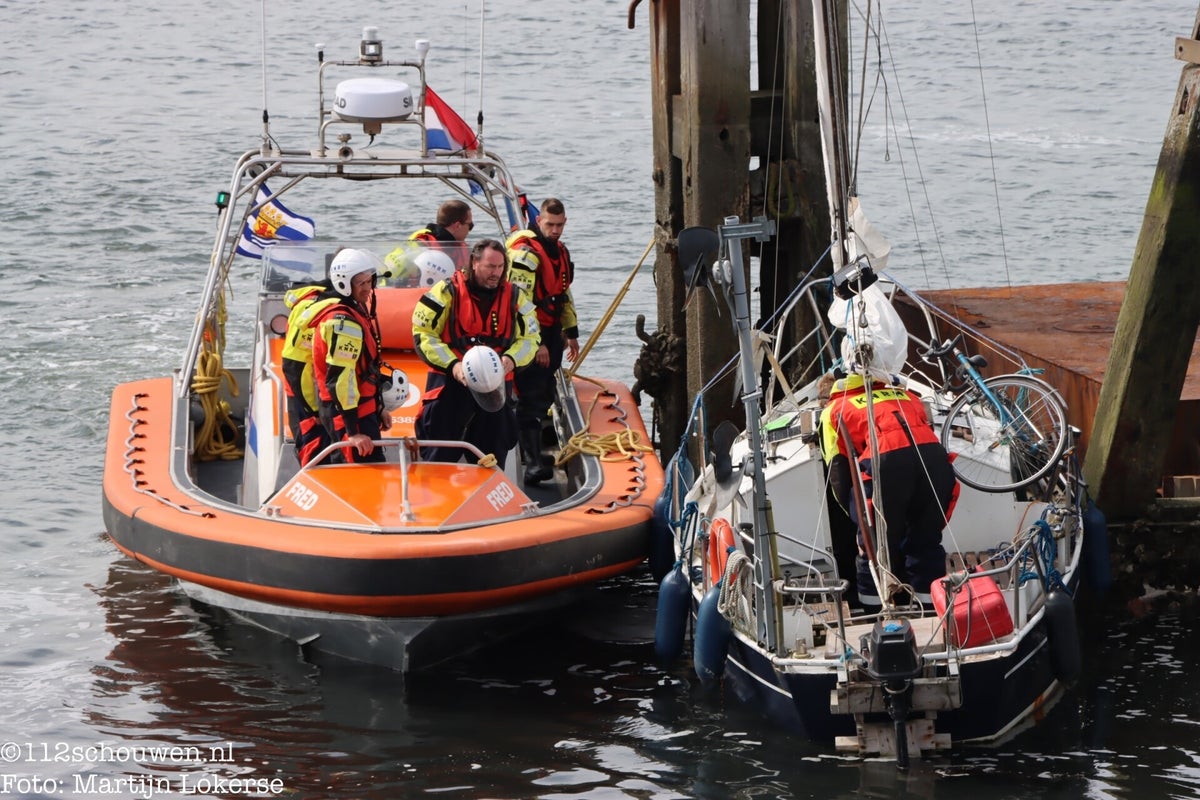 Zeilboot maakt water in haven De Val in Zierikzee | 112schouwen.nl