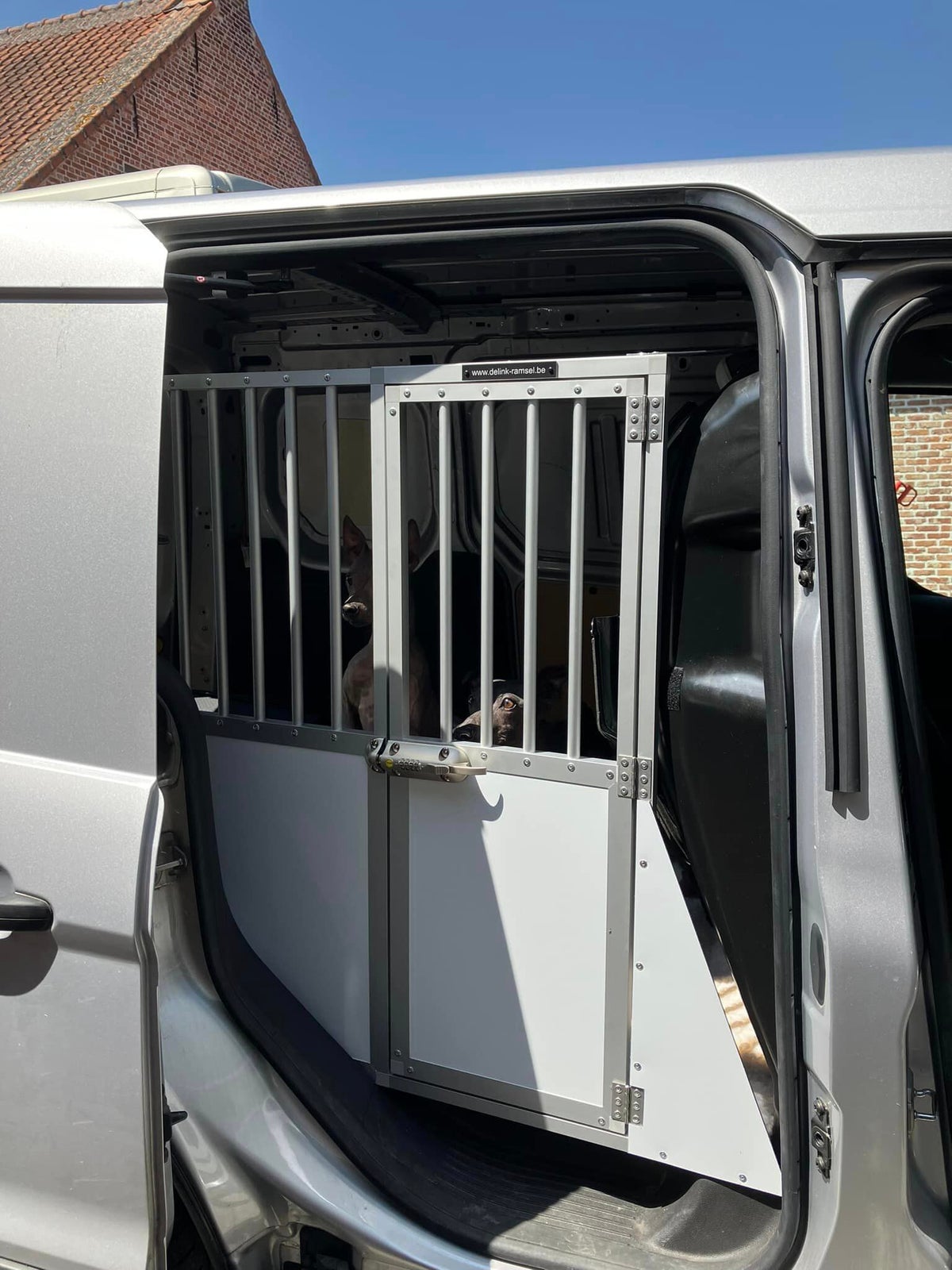 Autokennels op maat voor honden, inrichten van mobilhomes om te reizen ...