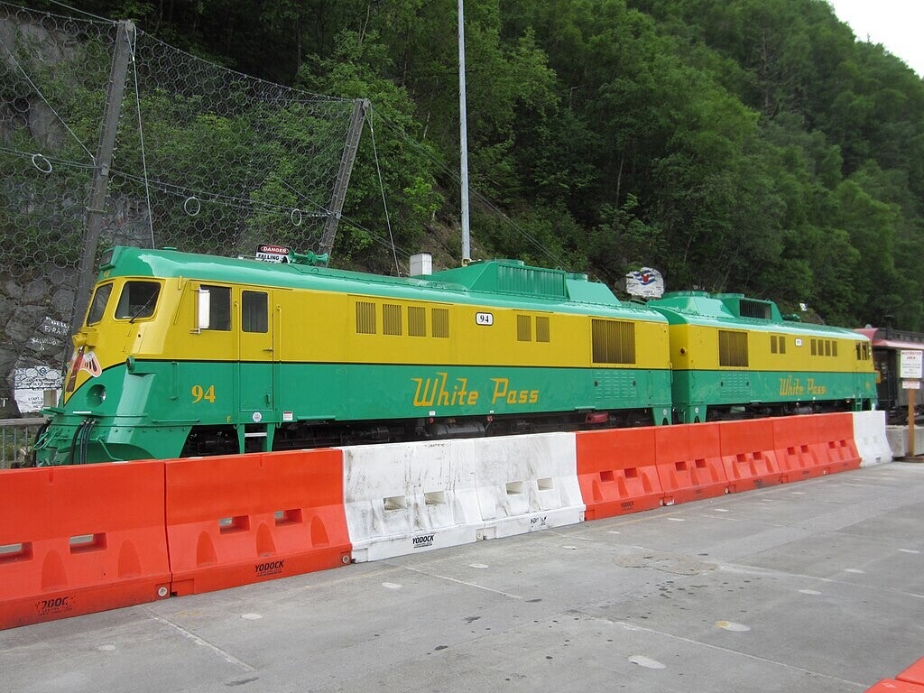 GE GEX3341 Diesel-Electric Locomotive | Trains and Railroads