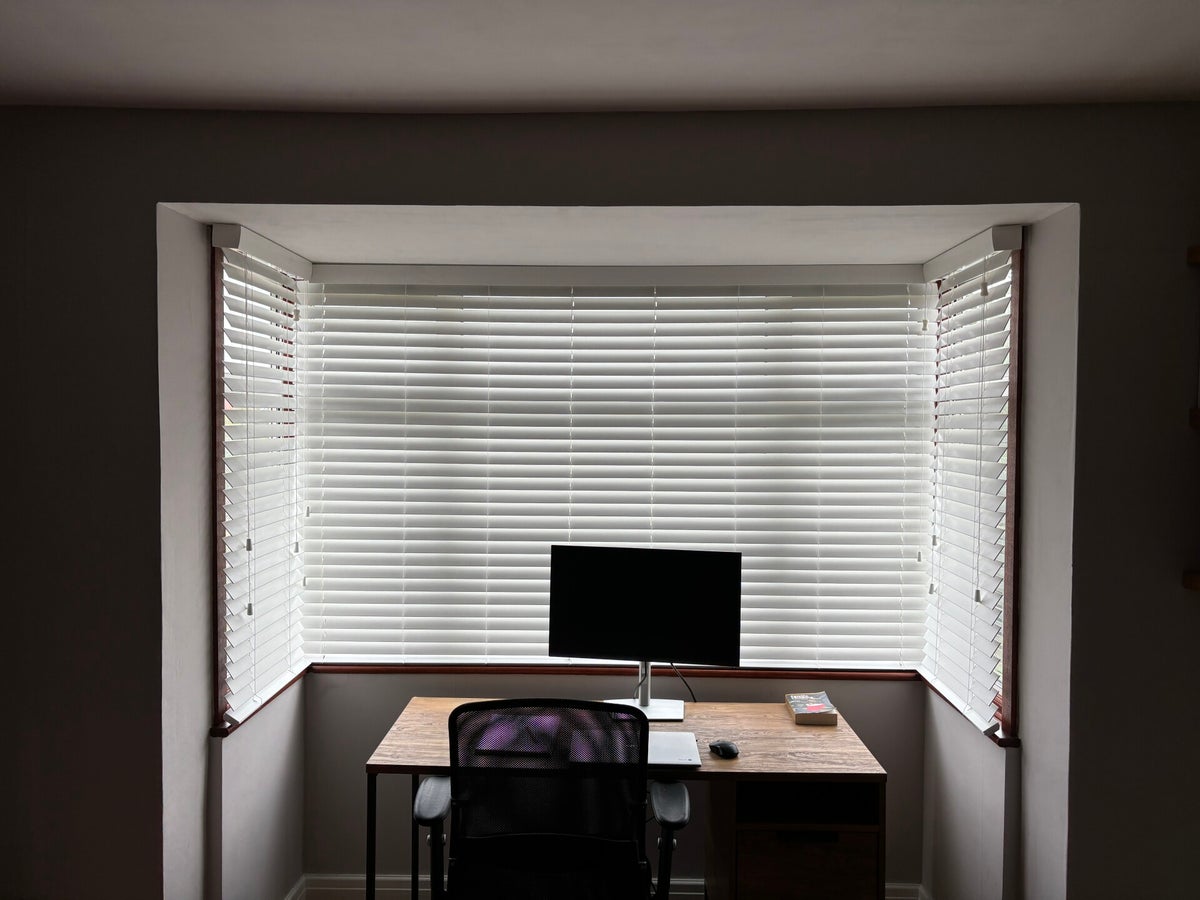 Blindsfitted: White Wooden Venetian Blinds Fitted In A Bay Window In ...