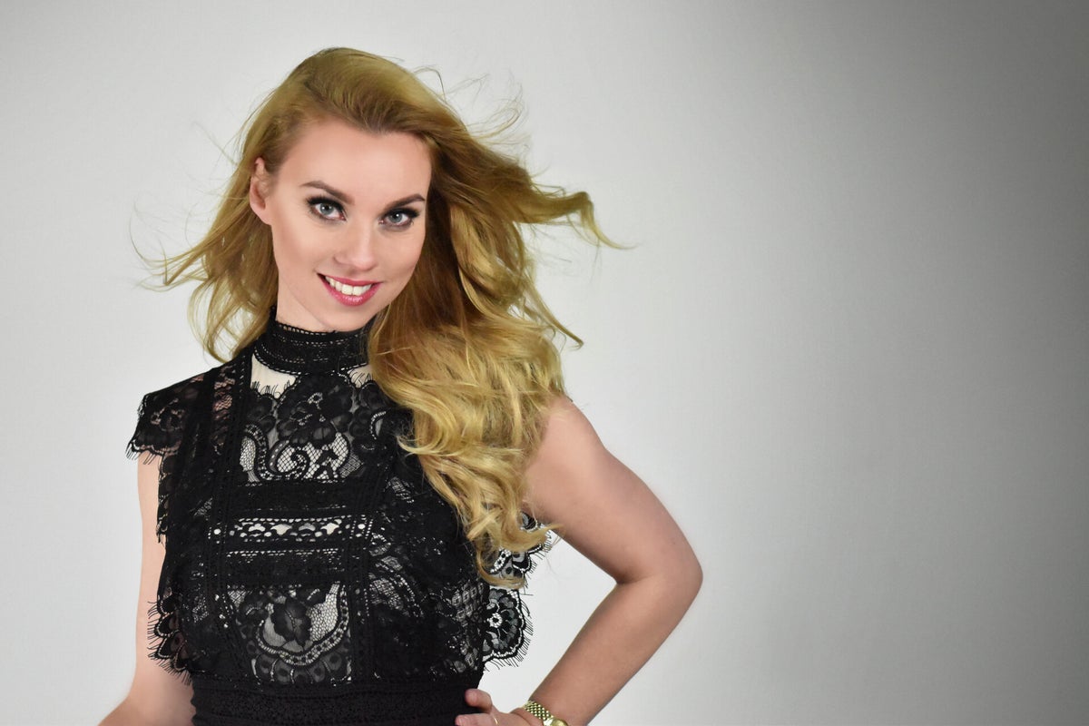 Content | Cari vocalist