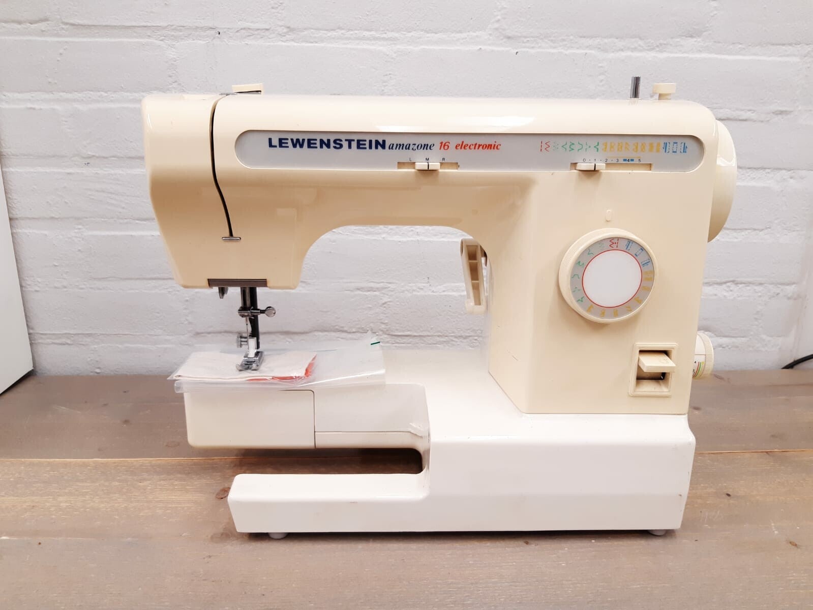 Lewenstein / Naaimachines | NaaimachineWebwinkel.nl