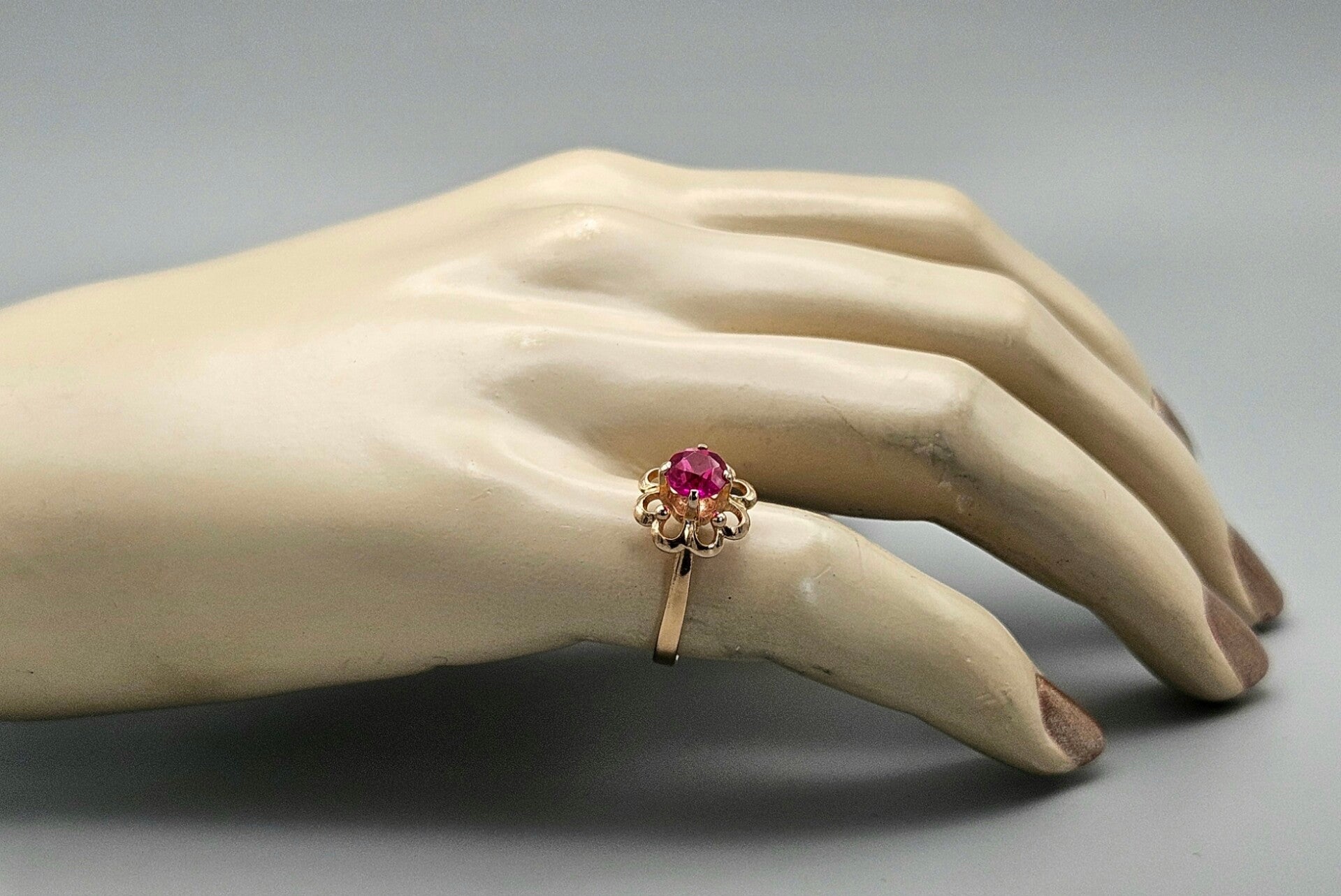 Vintage gouden ring Robijn. Gouden ring Robijn.