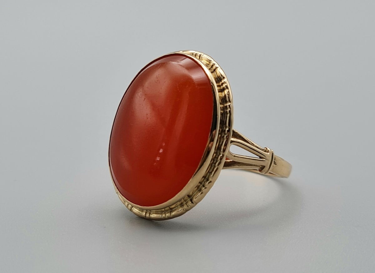 Gouden ring met Carneool. Vintage ring met Carneool.