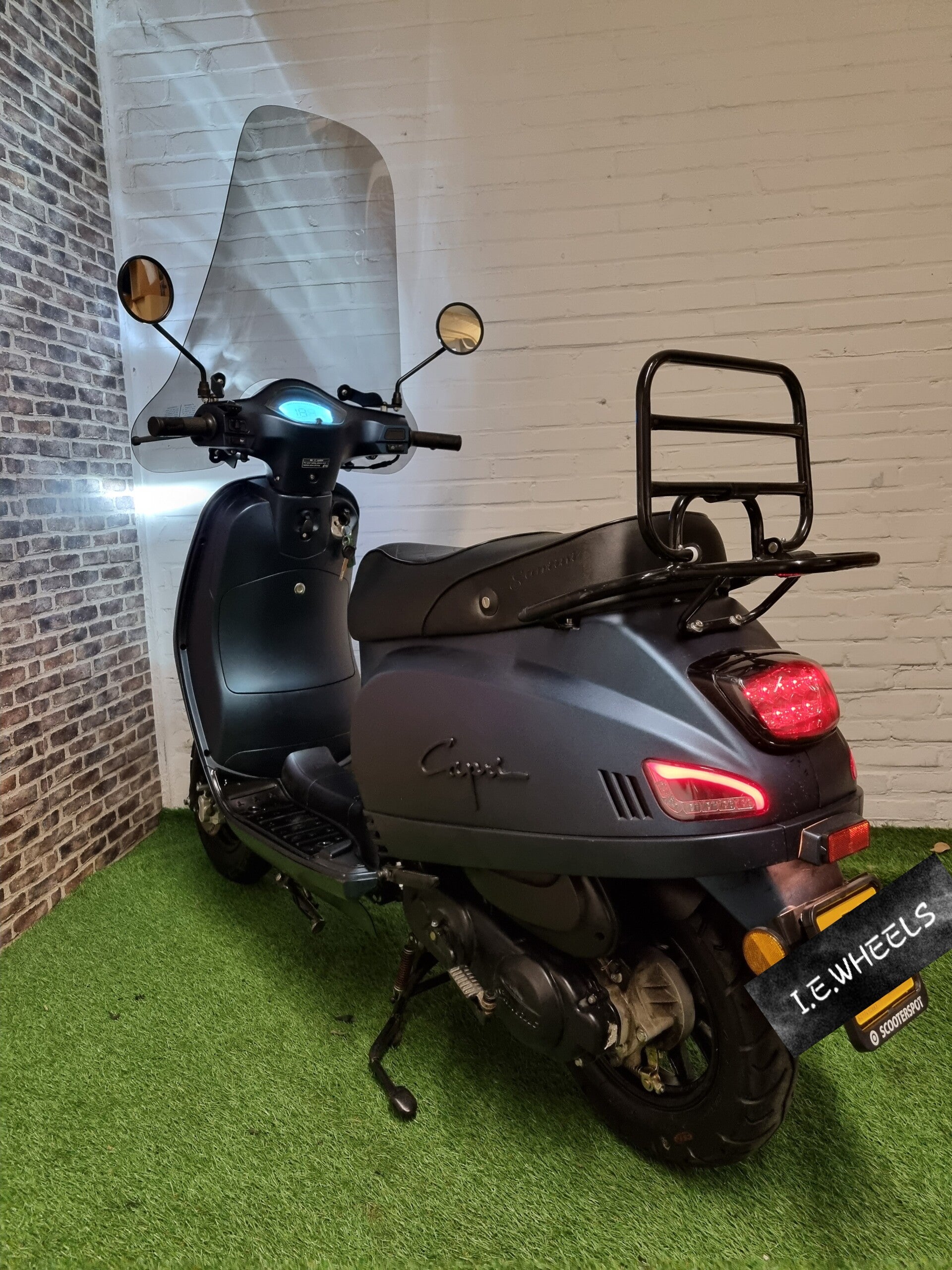 Zeer nette Santini Capri brommer (helplicht) vespa look 2022! | I.E.Wheels