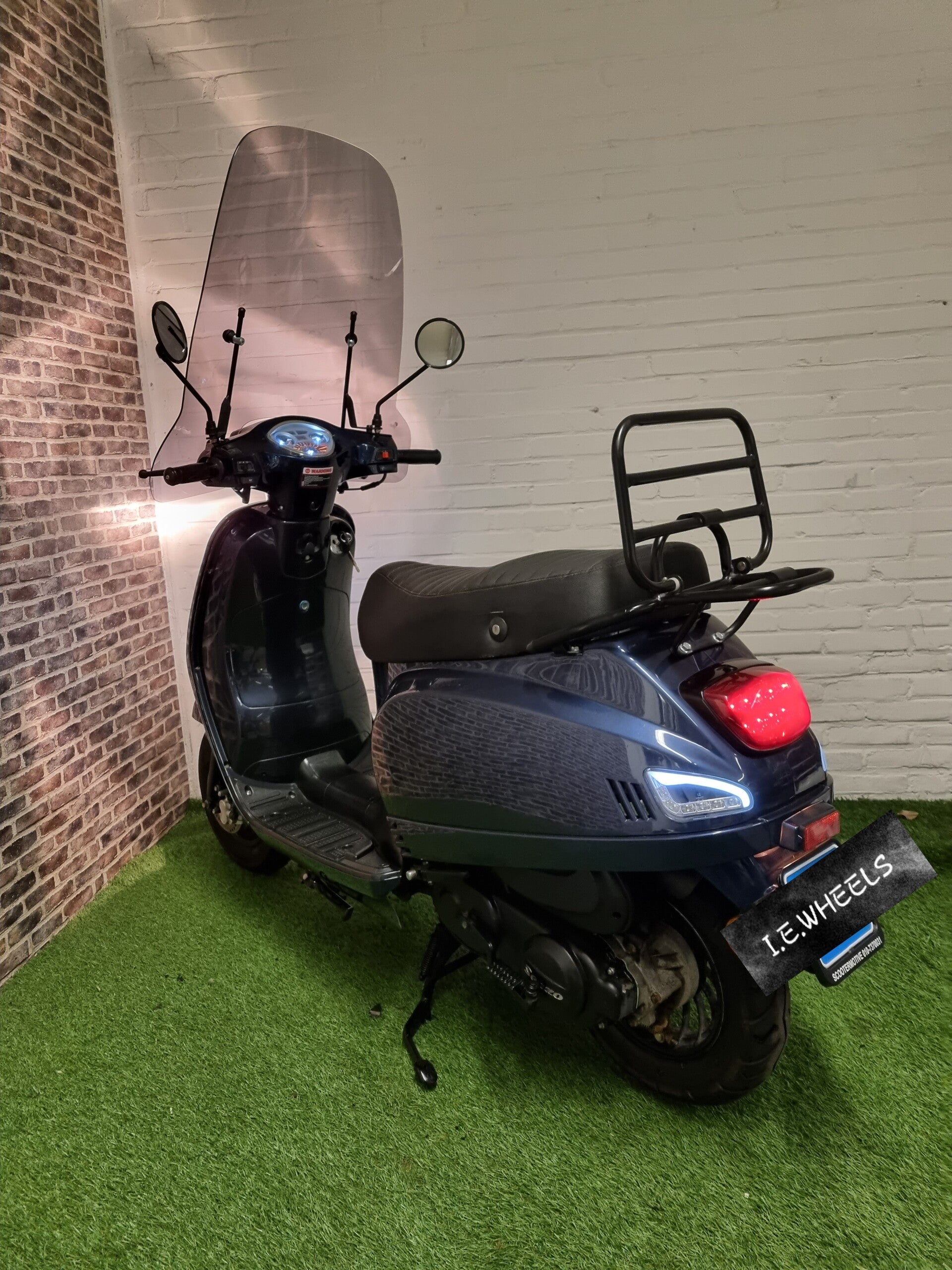 Zeer goed rijdende SENZO RIVA S snorscooter vespa look 2018! | I.E.Wheels