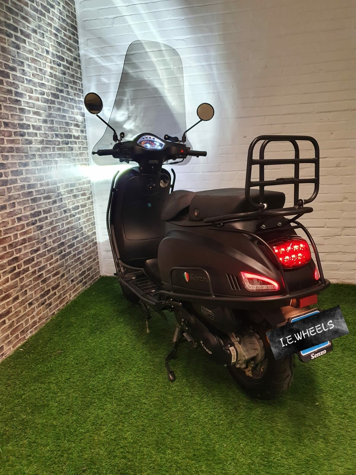 Zo goed als nieuwe Senzo Riva Lux euro4 snorscooter vespa look ...