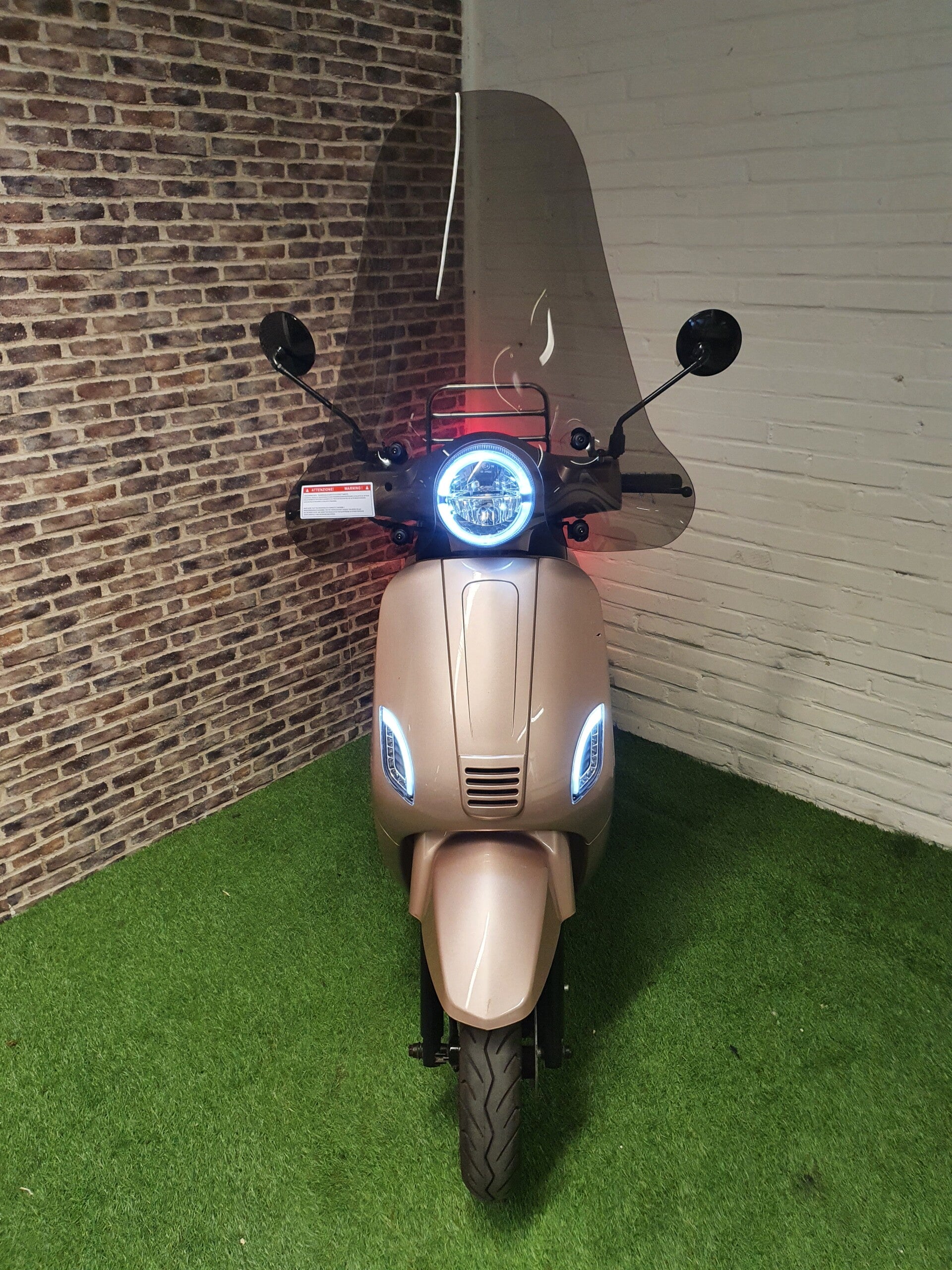Zo goed als nieuwe Senzo Riva Lux E4 snorscooter vespa look 2021! | I.E ...