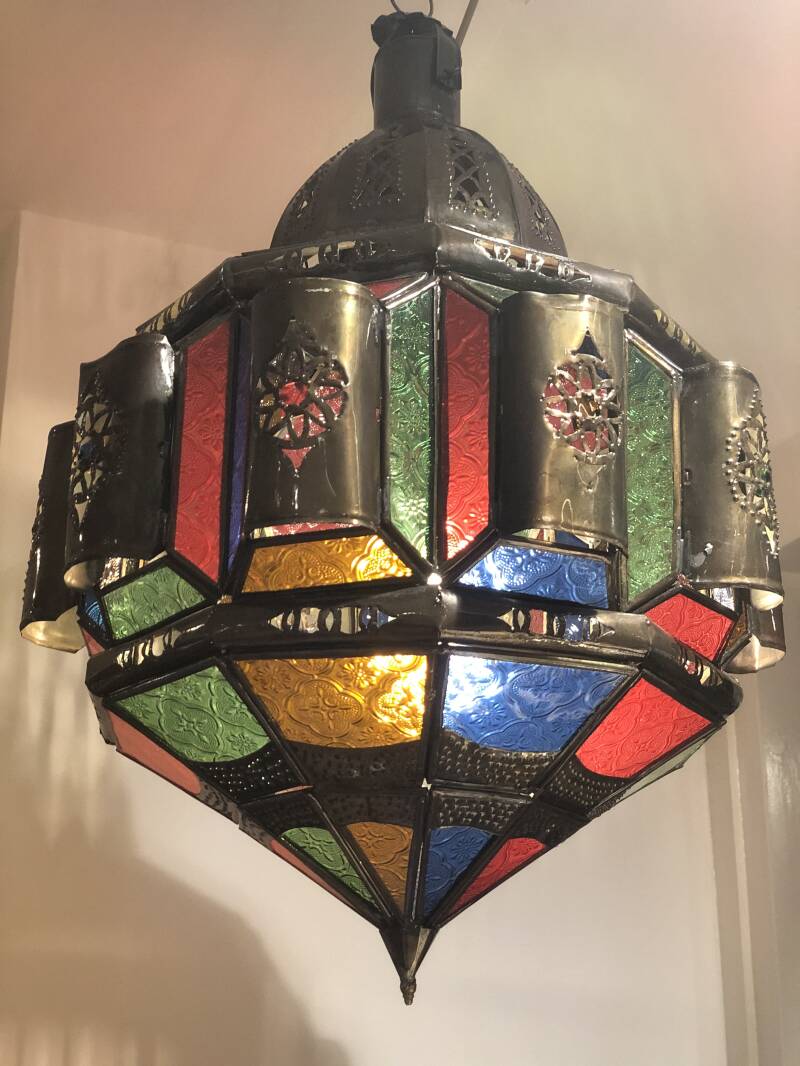 Metalen hanglamp groot Gekleurd glas | www.fezfeelz-webshop.nl