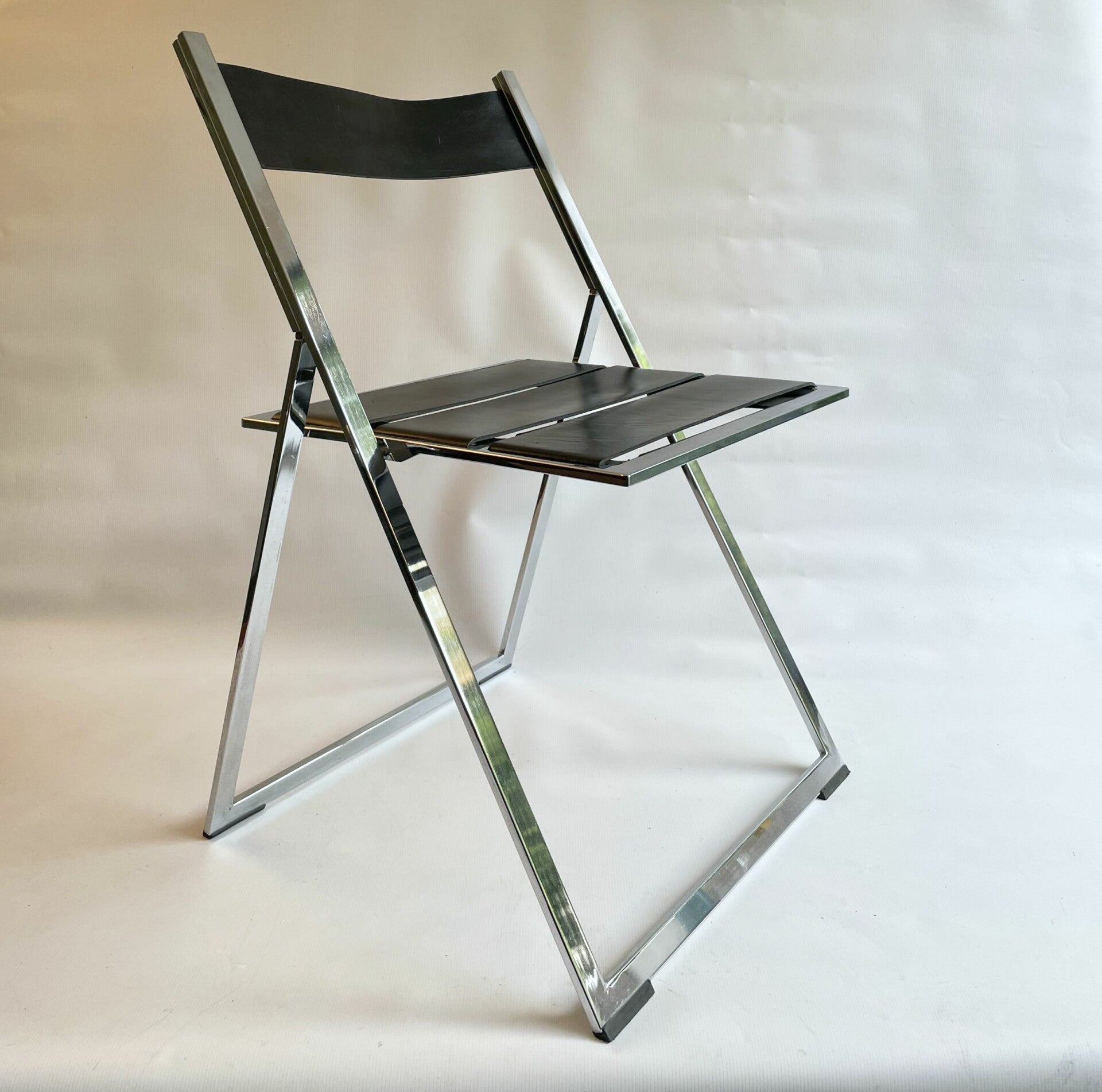 Vono folding chair Interlübke, three available | Volt Design Gallery