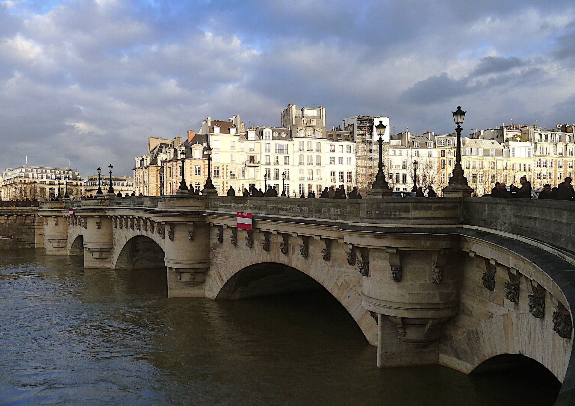 Le pont Neuf à Paris / Les lieux mythiques / Histoire thématique ...