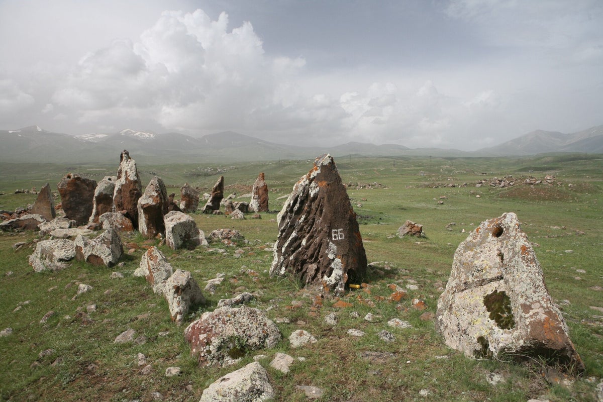L’Observatoire de Carahunge et les allées mégalithiques de Hartashen ...