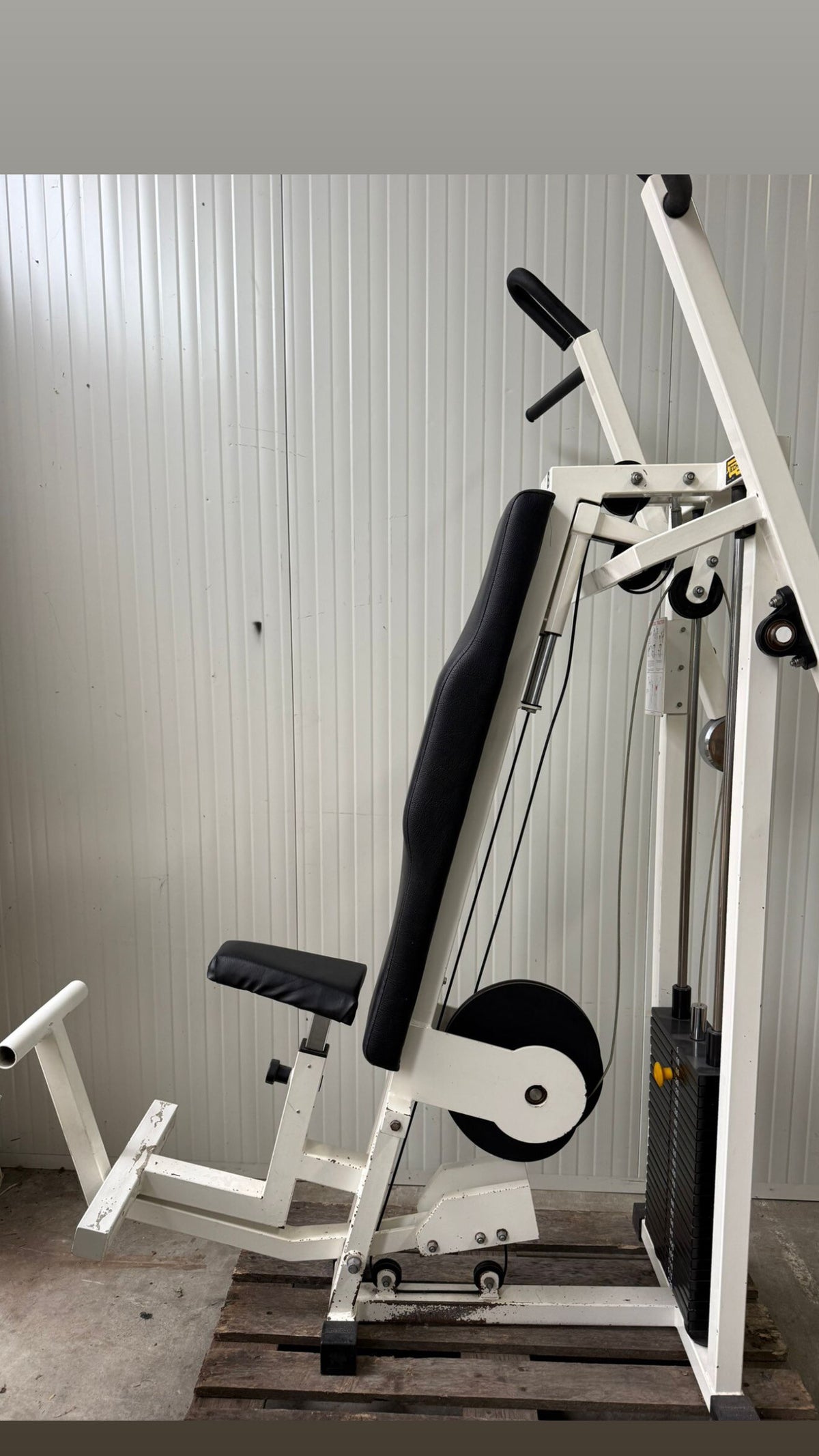 Technogym Vertical Traction/ lat pulldown/ machine | D&C fitness