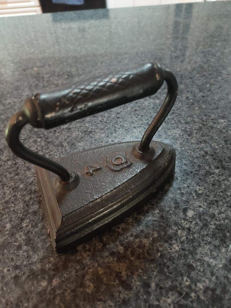 Cast iron "Sadiron" #4 with makers mark. Est. Circa 1800s | Shop Hop