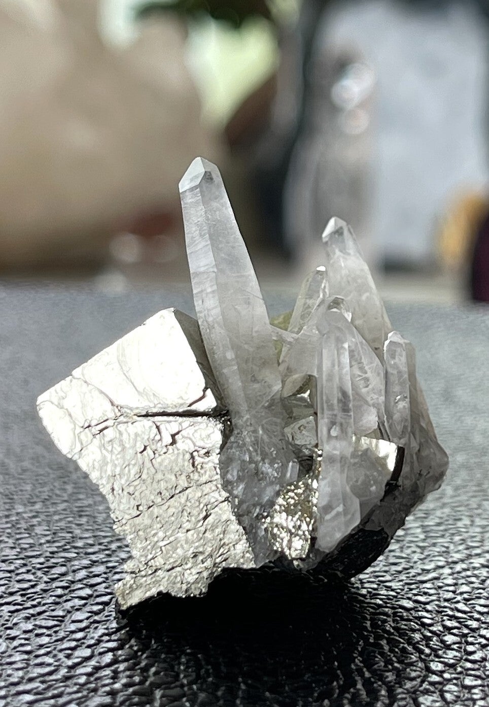 Bergkristal cluster punten op Pyriet uit Peru ruw, klein-medium | Jalla ...