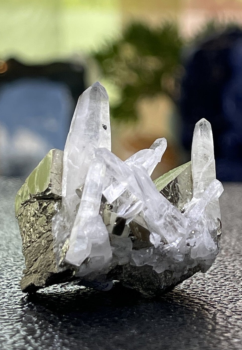 Bergkristal cluster punten op Pyriet uit Peru ruw, klein-medium | Jalla ...