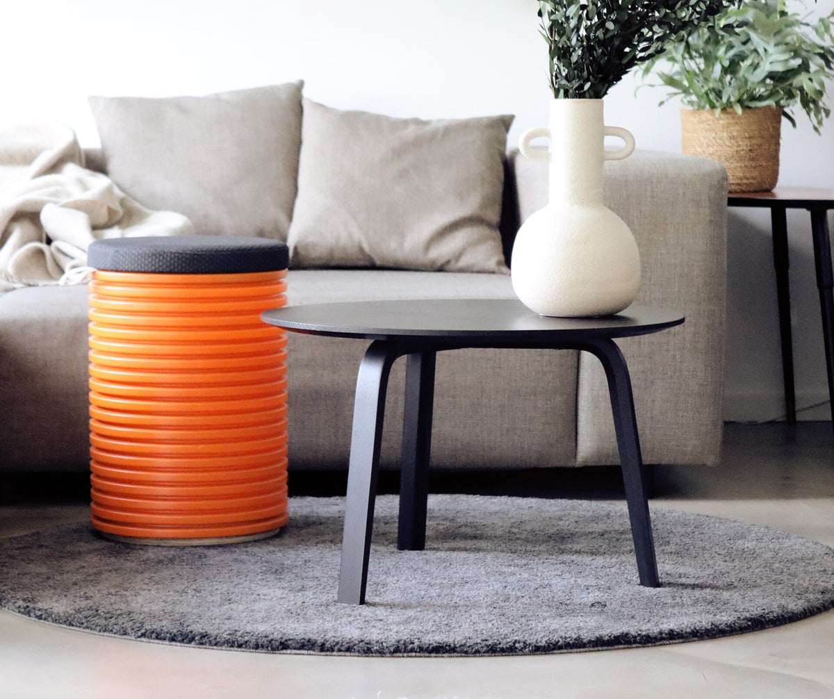 Beweglicher Design Hocker im Loft Look | auffallend orange mit Stauraum
