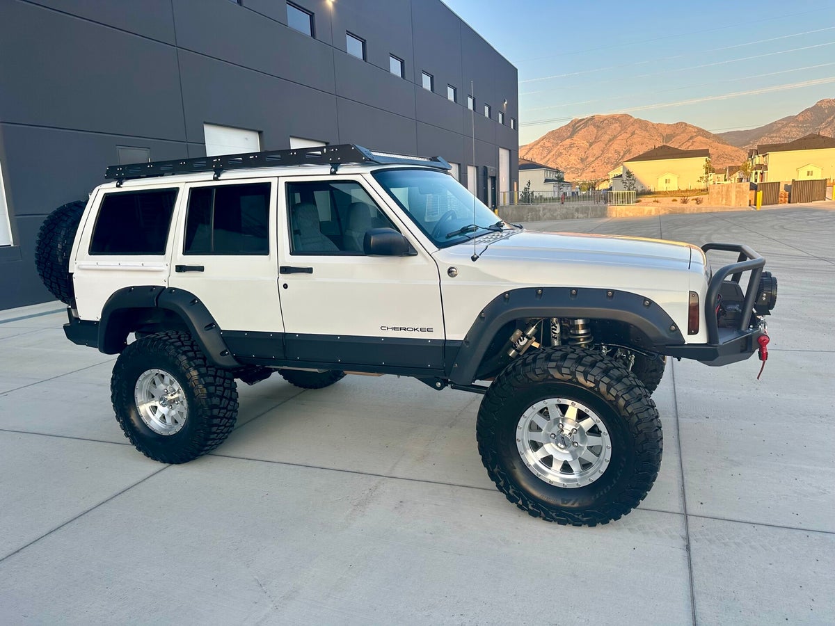 CLEAN BUILD 1998 Jeep Cherokee XJ Classic RestoMod | Hazard Buildz