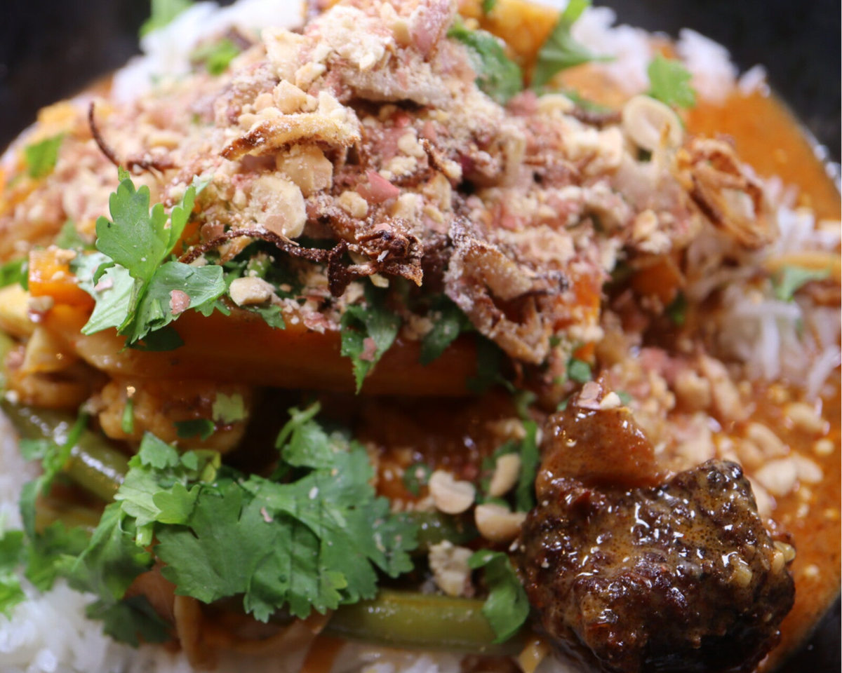 MASSAMAN CURRY MED OKSE SKANK / ASIATISK INSPIRASJON | Lag Mat