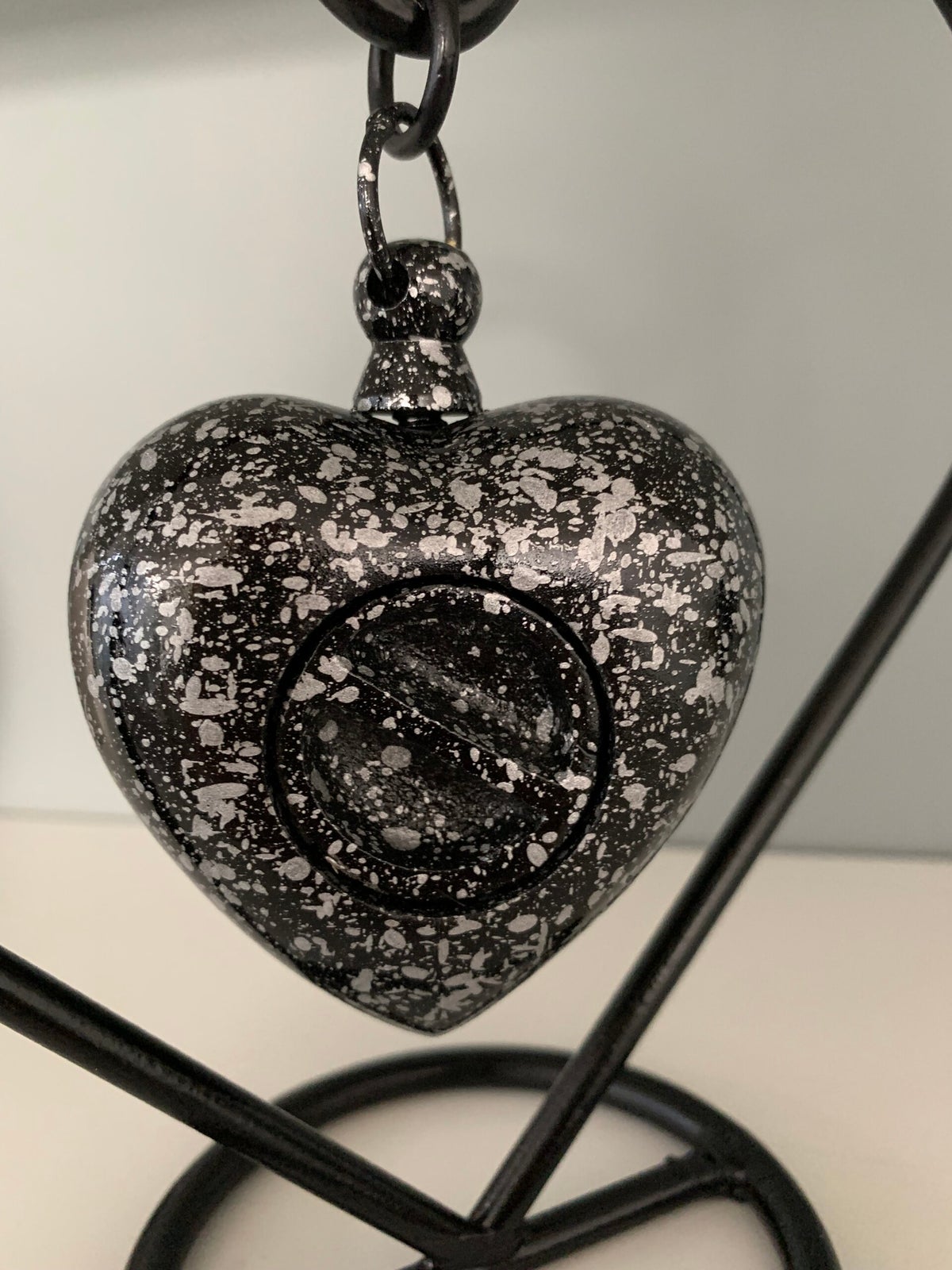 Metalen iron hart in hart urn zwart-zilver | Dierencrematorium Novio ...