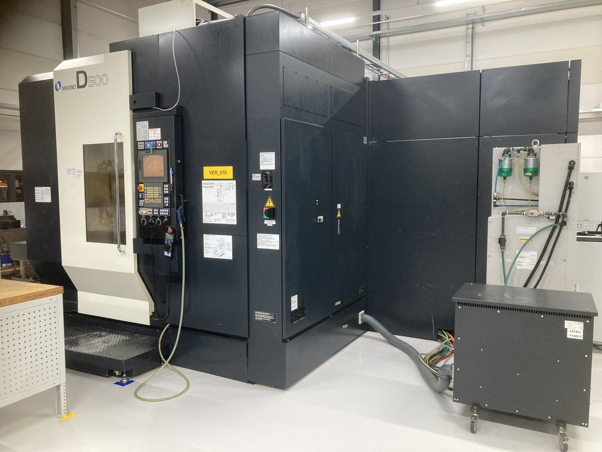 Makino 5-axis machining center type D500 + robot loading system / Used Machines | Machinematch B.V.