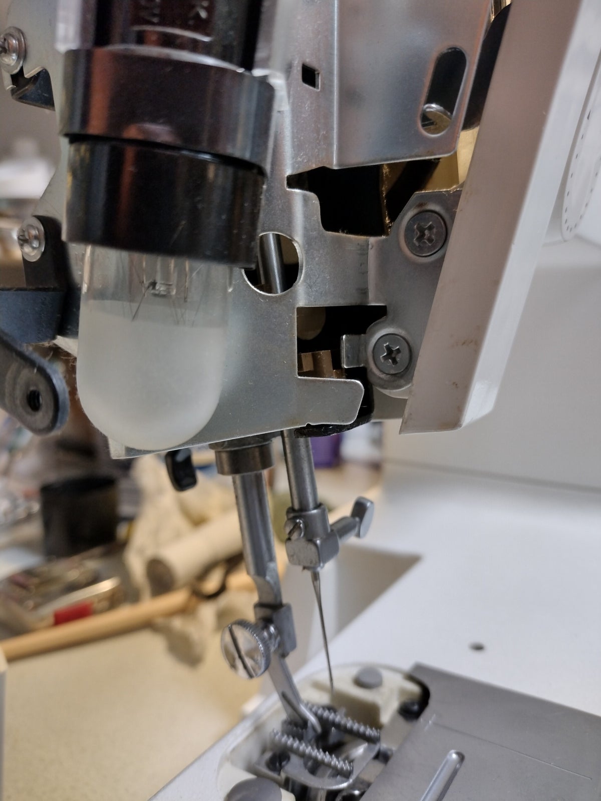 Te Koop Gebruikte naaimachine Singer Electronic 4662 Homerestyling ...