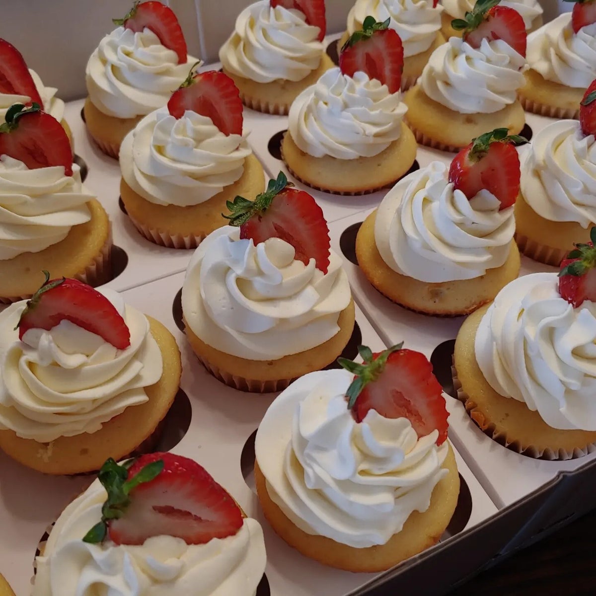 Cupcakes/Mini Cakes / Products | Huckleberry Sweets