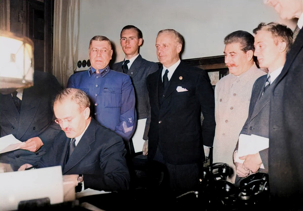 Molotov-Ribbentrop pact / Countdown to war 1936 - 1939 / Interbellum ...