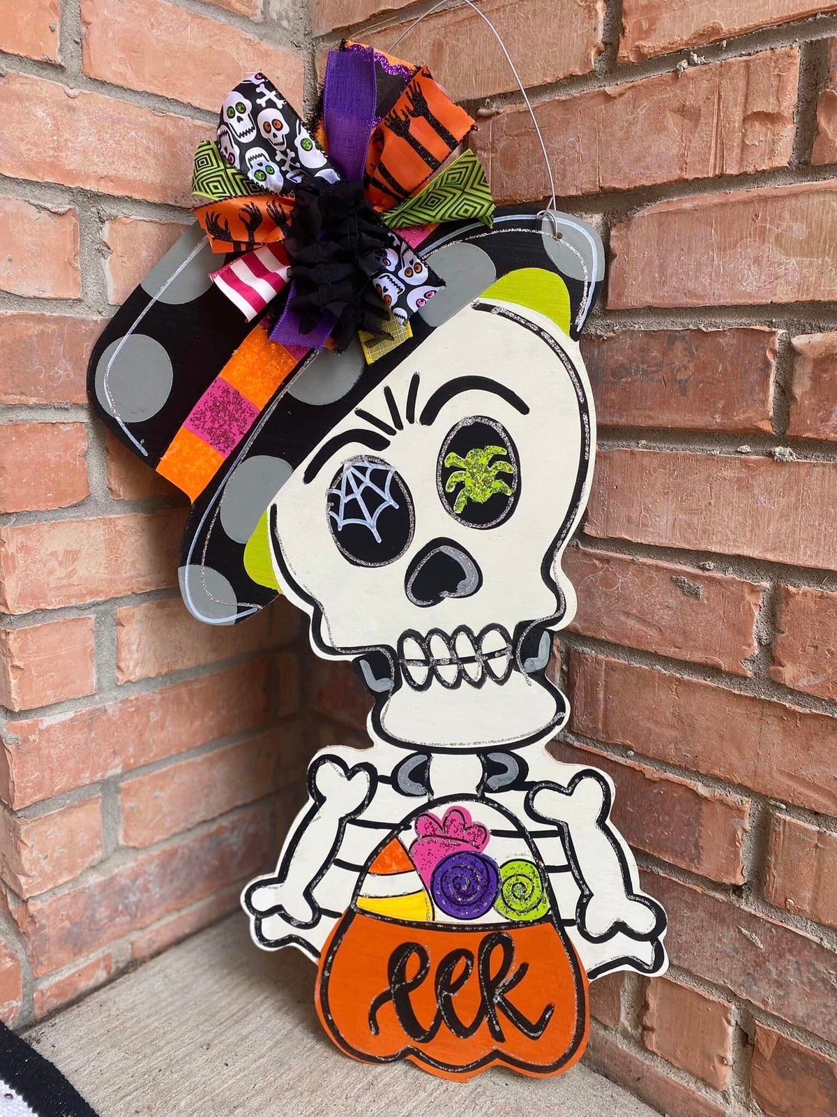 Skeleton Halloween Door Hanger | paintedbeautydesigns