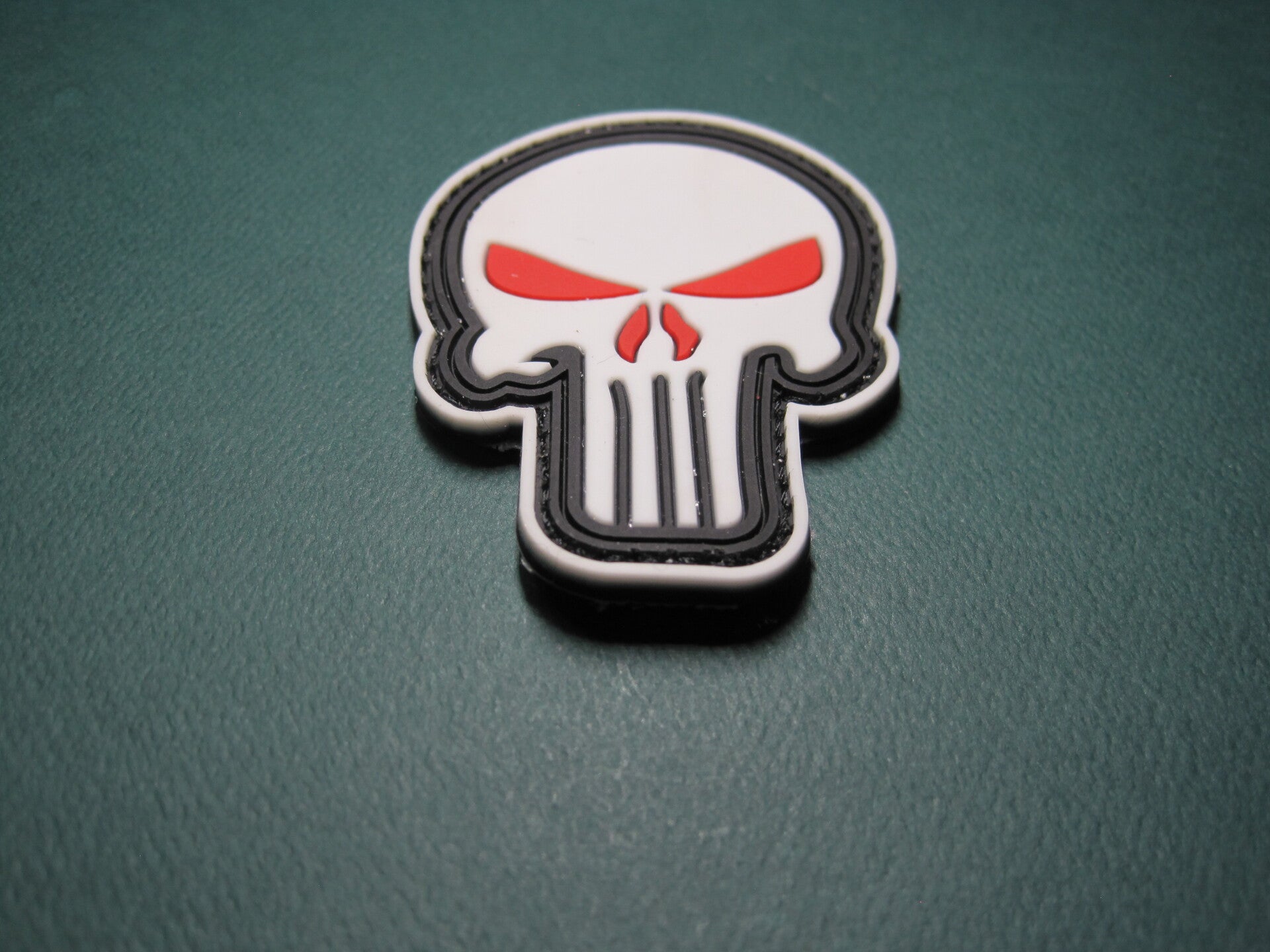 PUNISHER SKULL RED EYES PATCH PVC RUBBER HOOK BACK | MORALE PATCH MANIA
