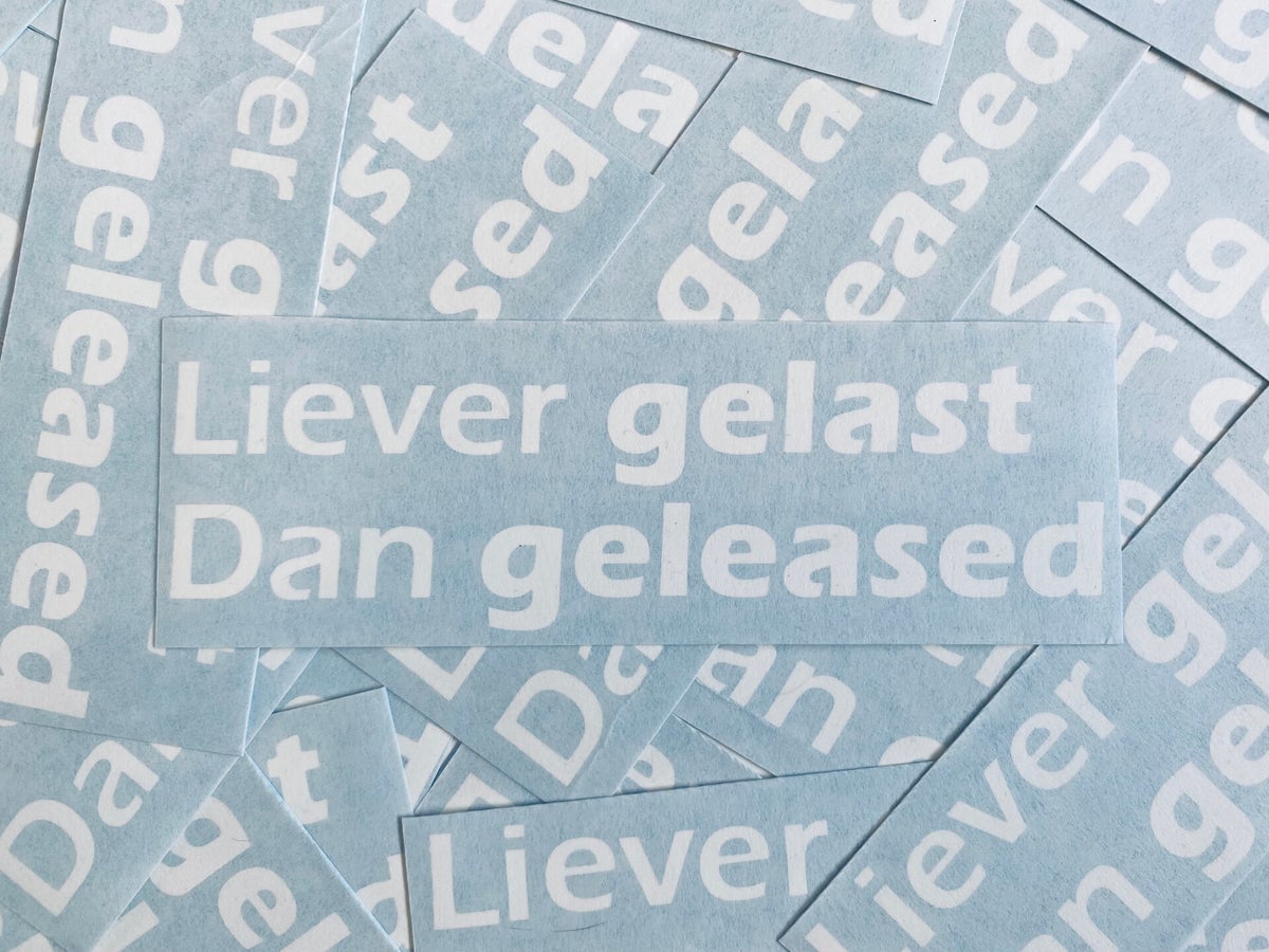 liever Gelast dan Geleased | Raamsticker