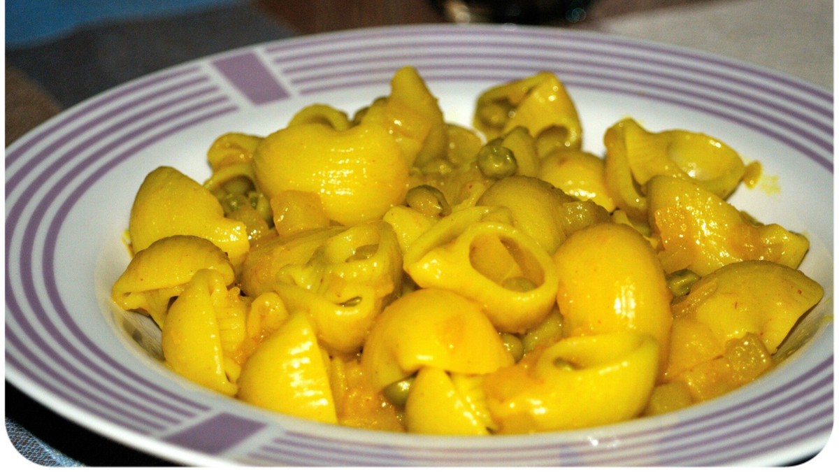 Conchiglie con piselli e curcuma / Primi Piatti | cucinare facile