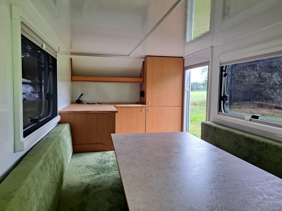 Mini caravan "Amsterdam" compleet ingericht met meubels ...