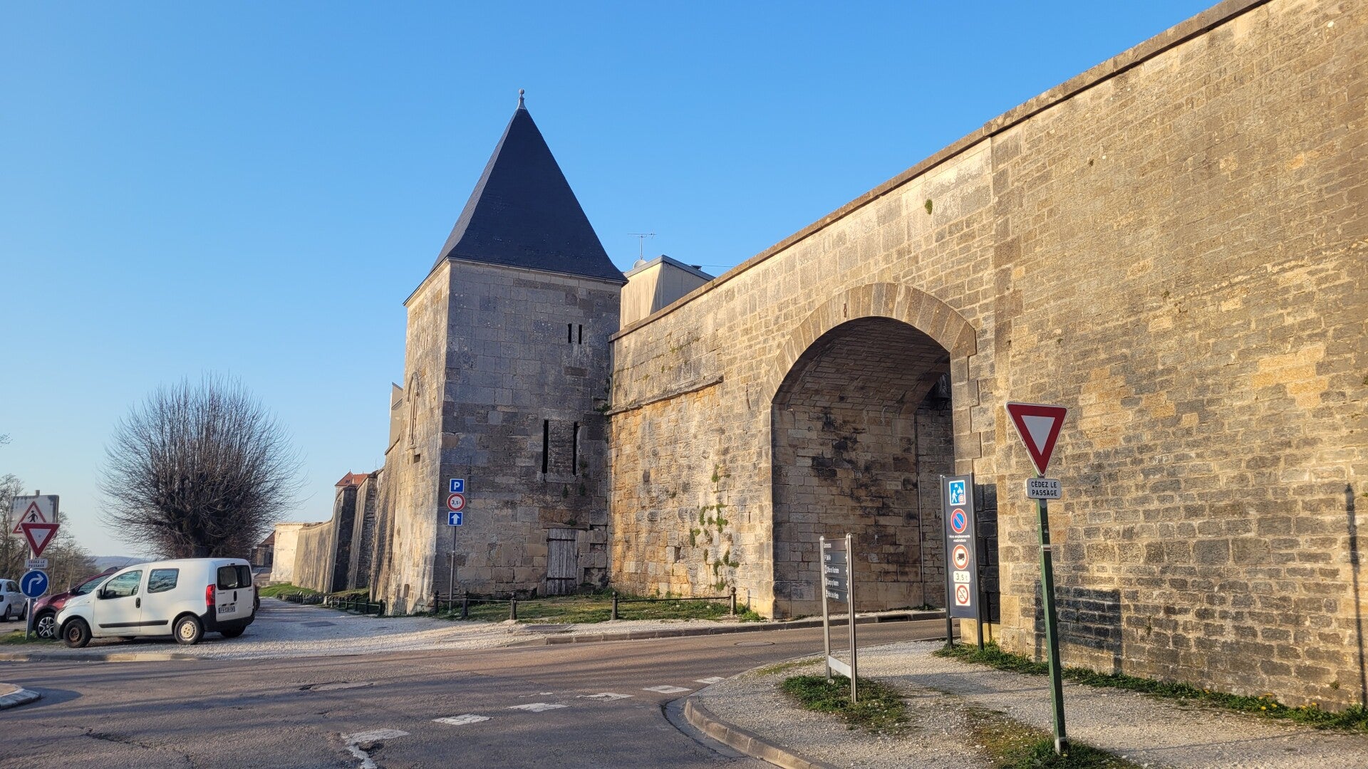 Les remparts de Langres | Patrimoine Archéologique Urbain
