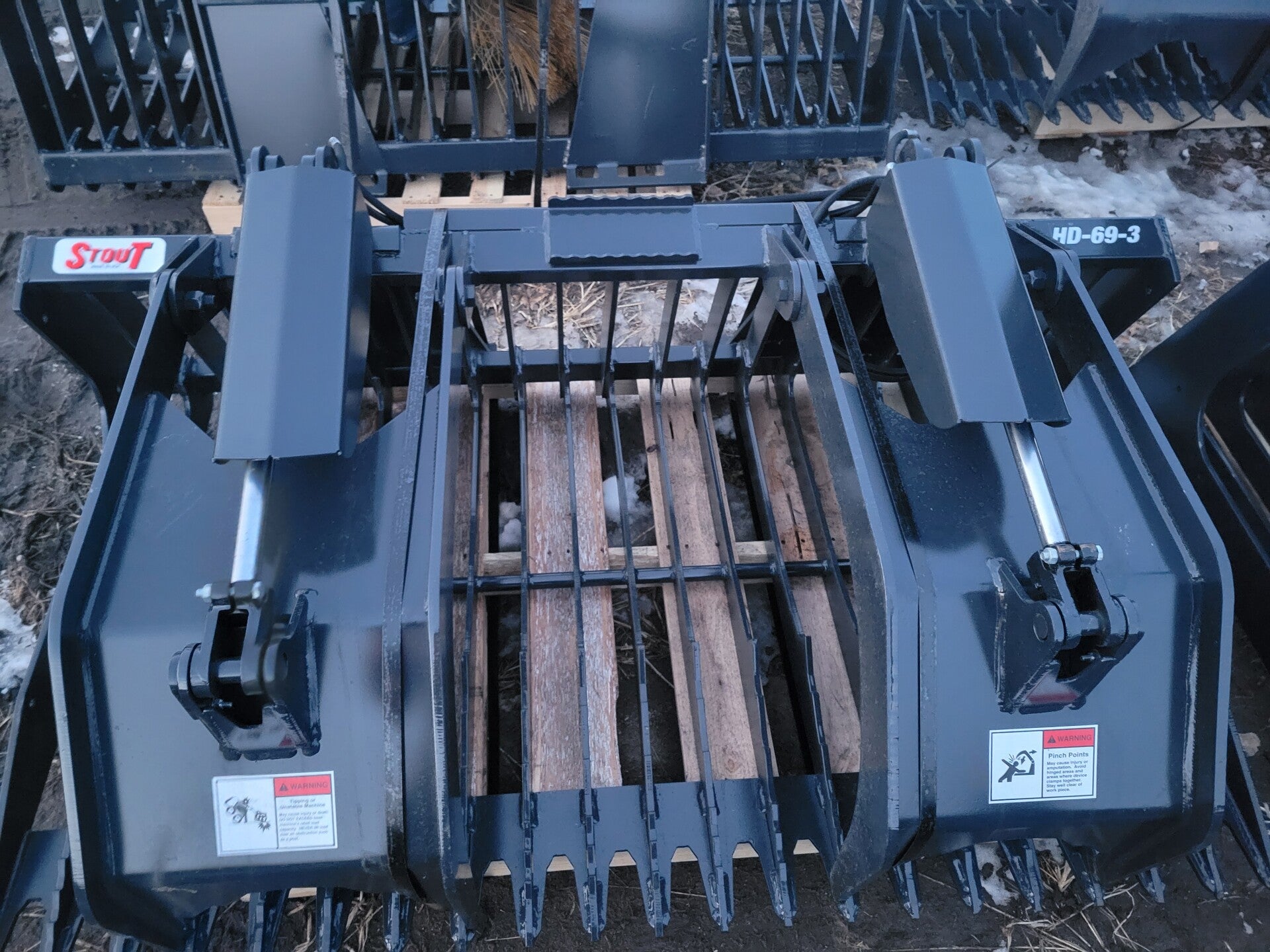 Stout 69-3 rock bucket grapple | Moore Attachments