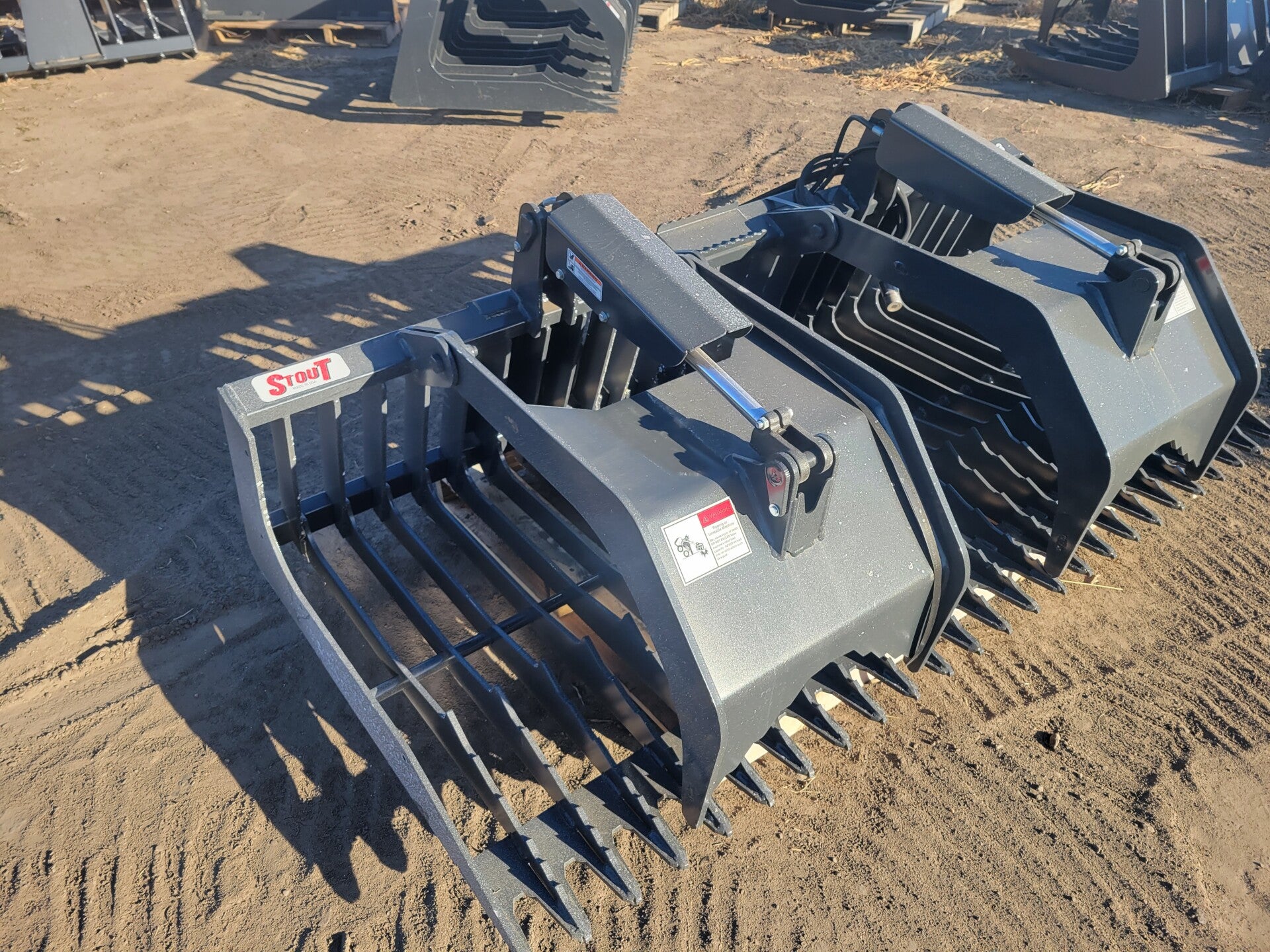 Stout 82-3 rock bucket grapple | Moore Attachments