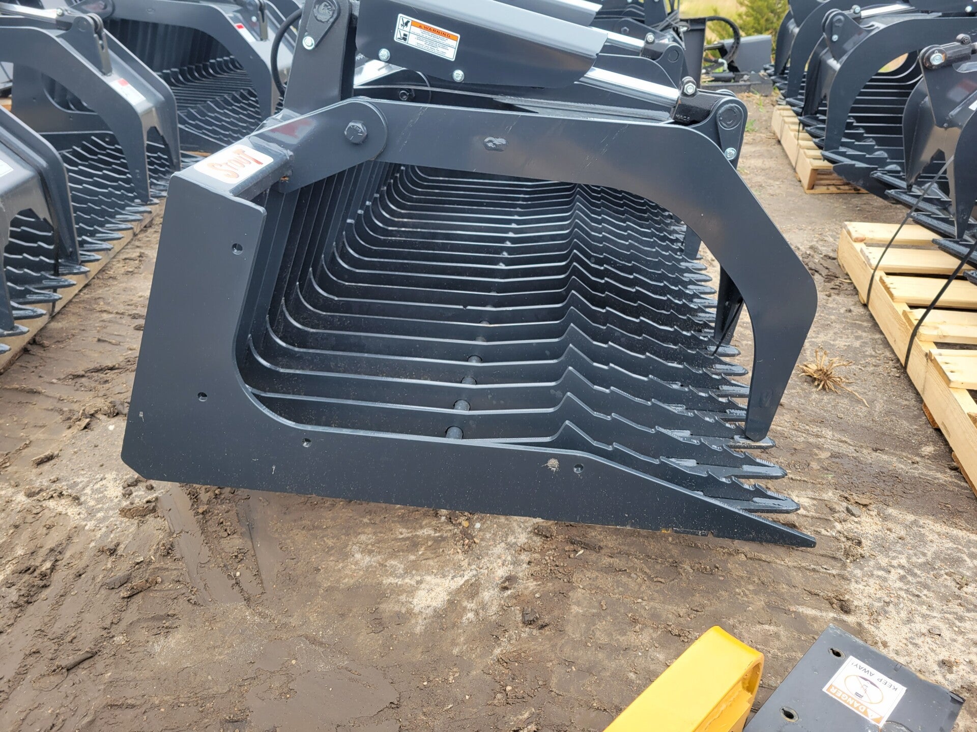 Stout 72-3 rock bucket grapple | Moore Attachments