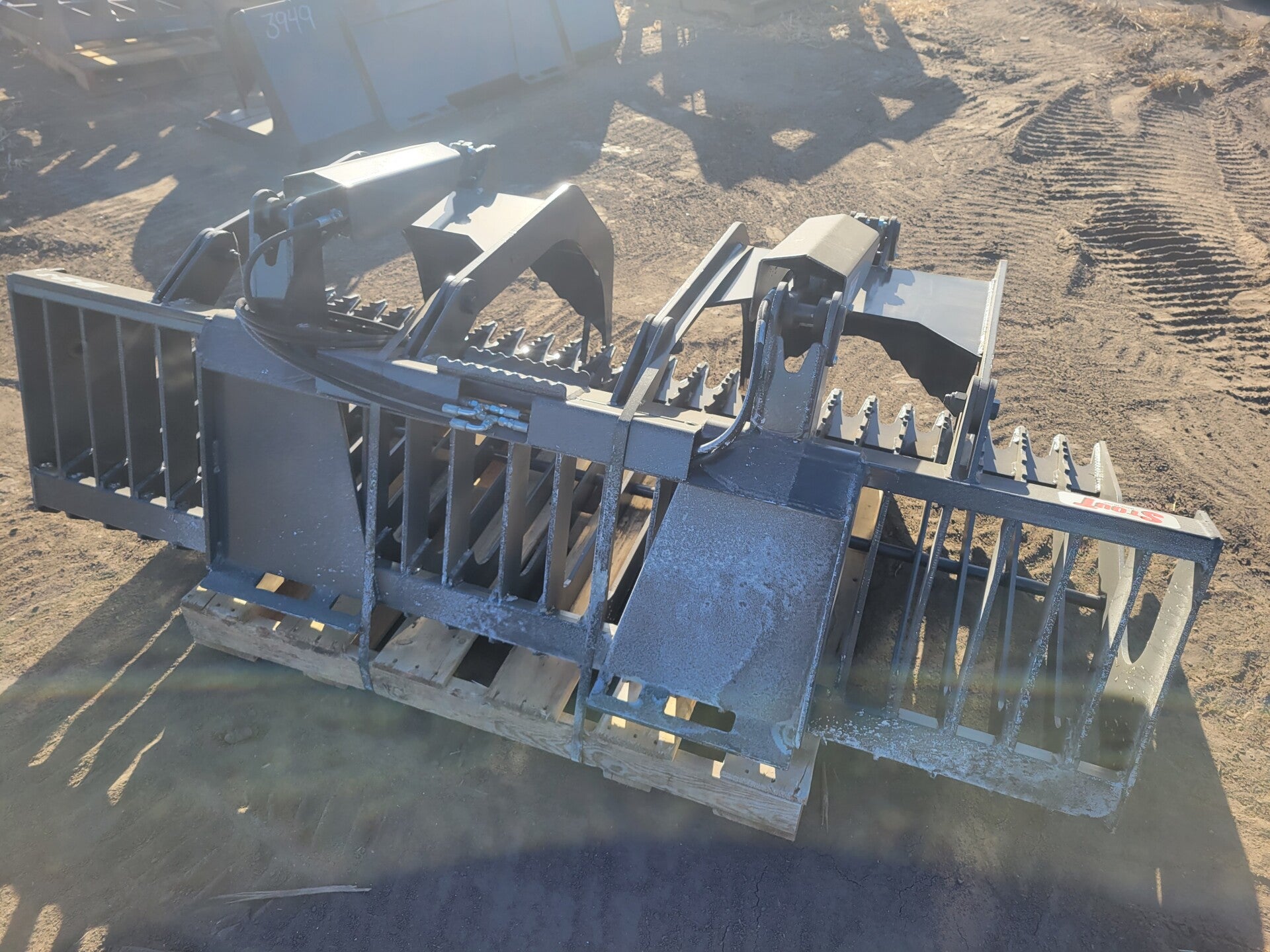 Stout 82-3 rock bucket grapple | Moore Attachments