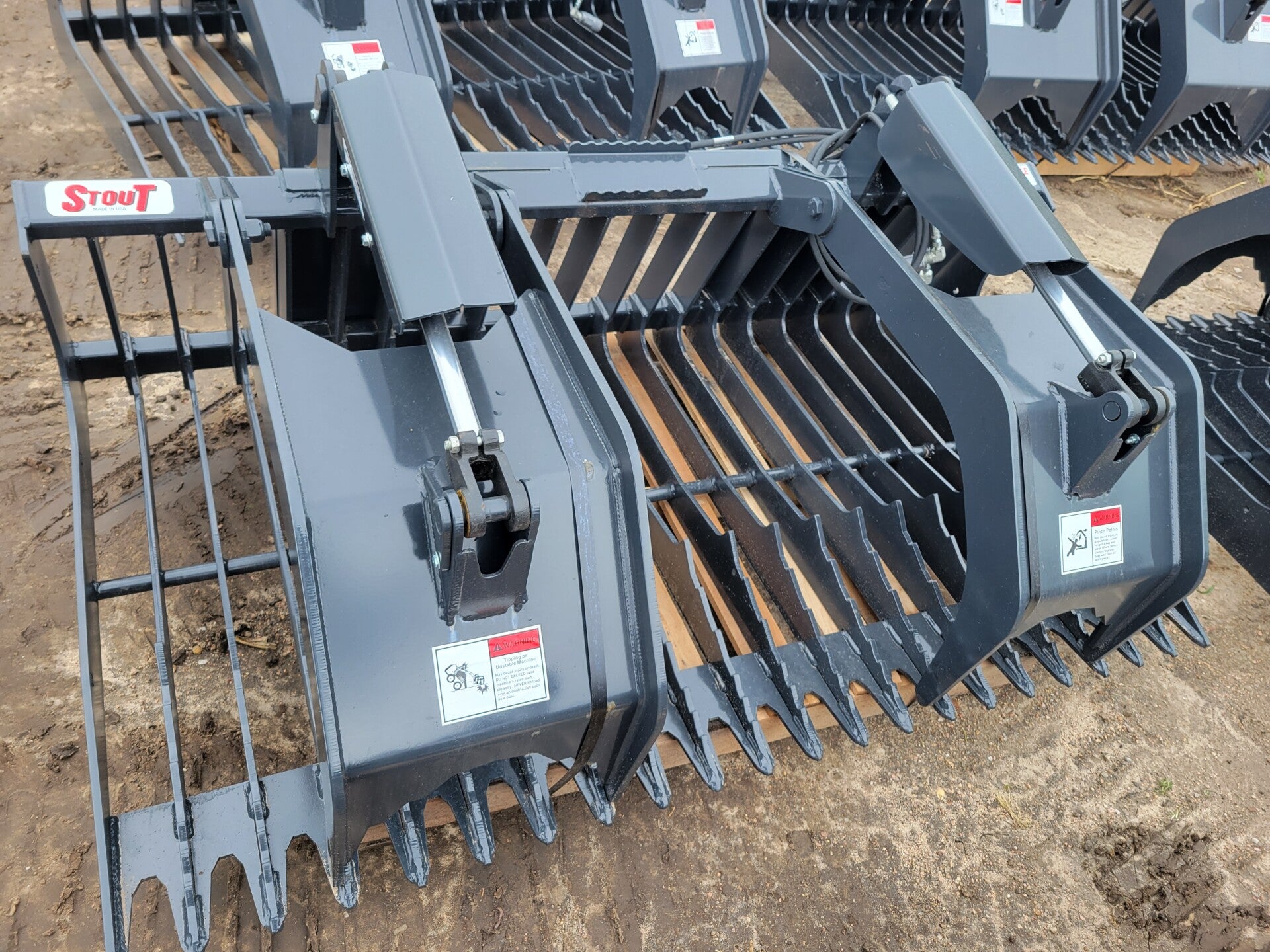 Stout 72-3 rock bucket grapple | Moore Attachments